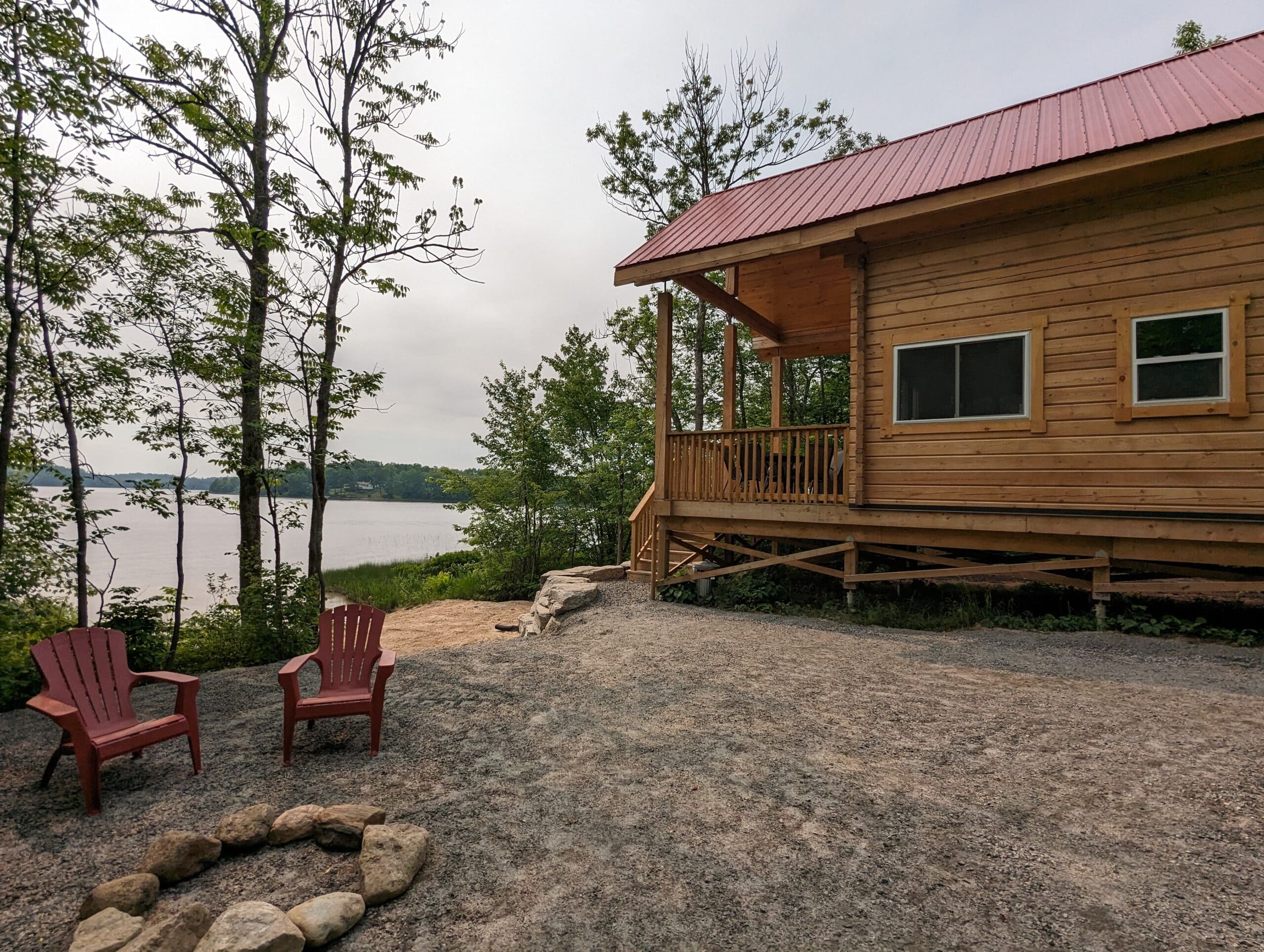 Red Moose – Commanda Lake Modern Log Cottages